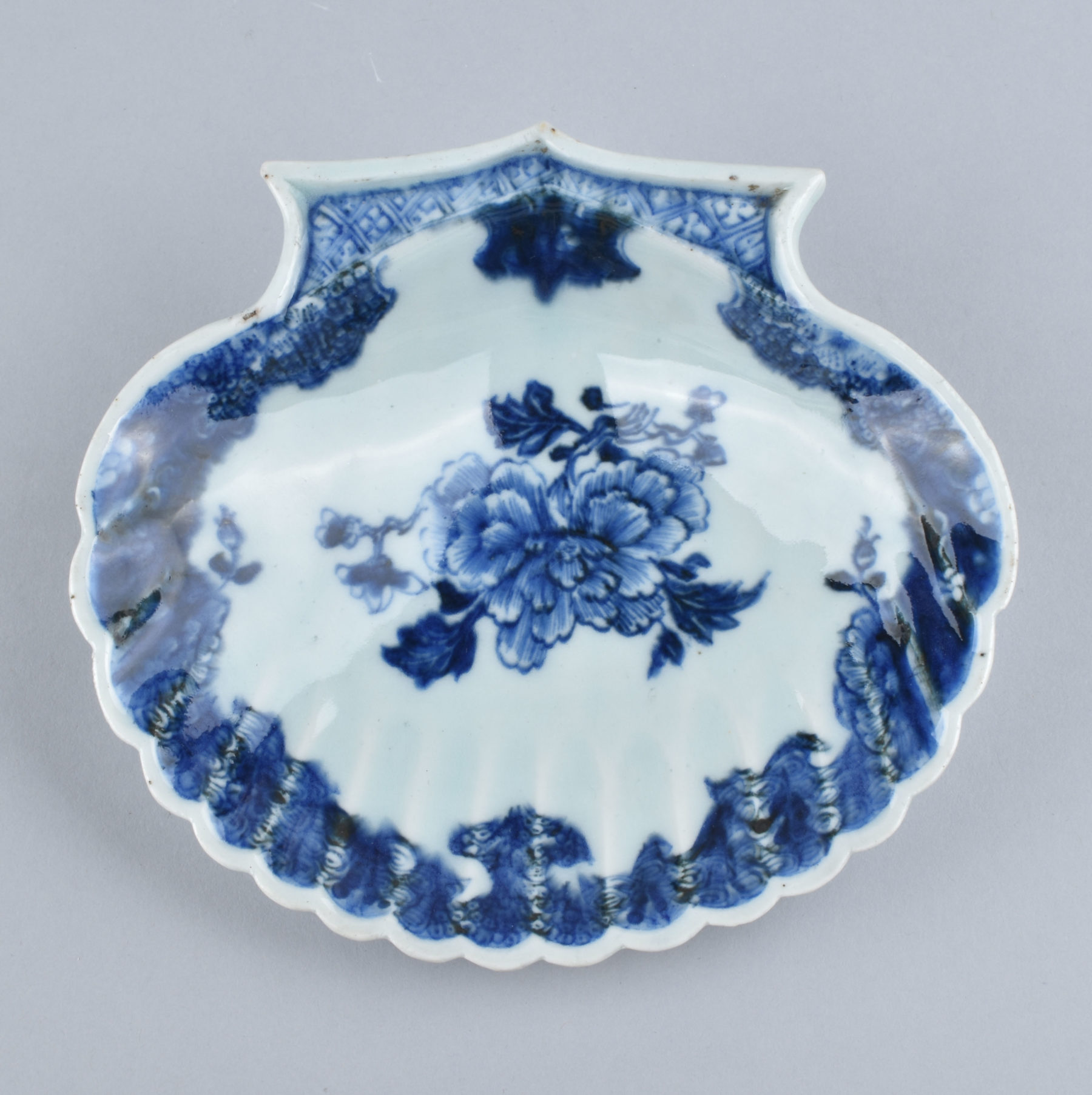 A pair of Chinese blue and white shell-shaped dishes. Kangxi