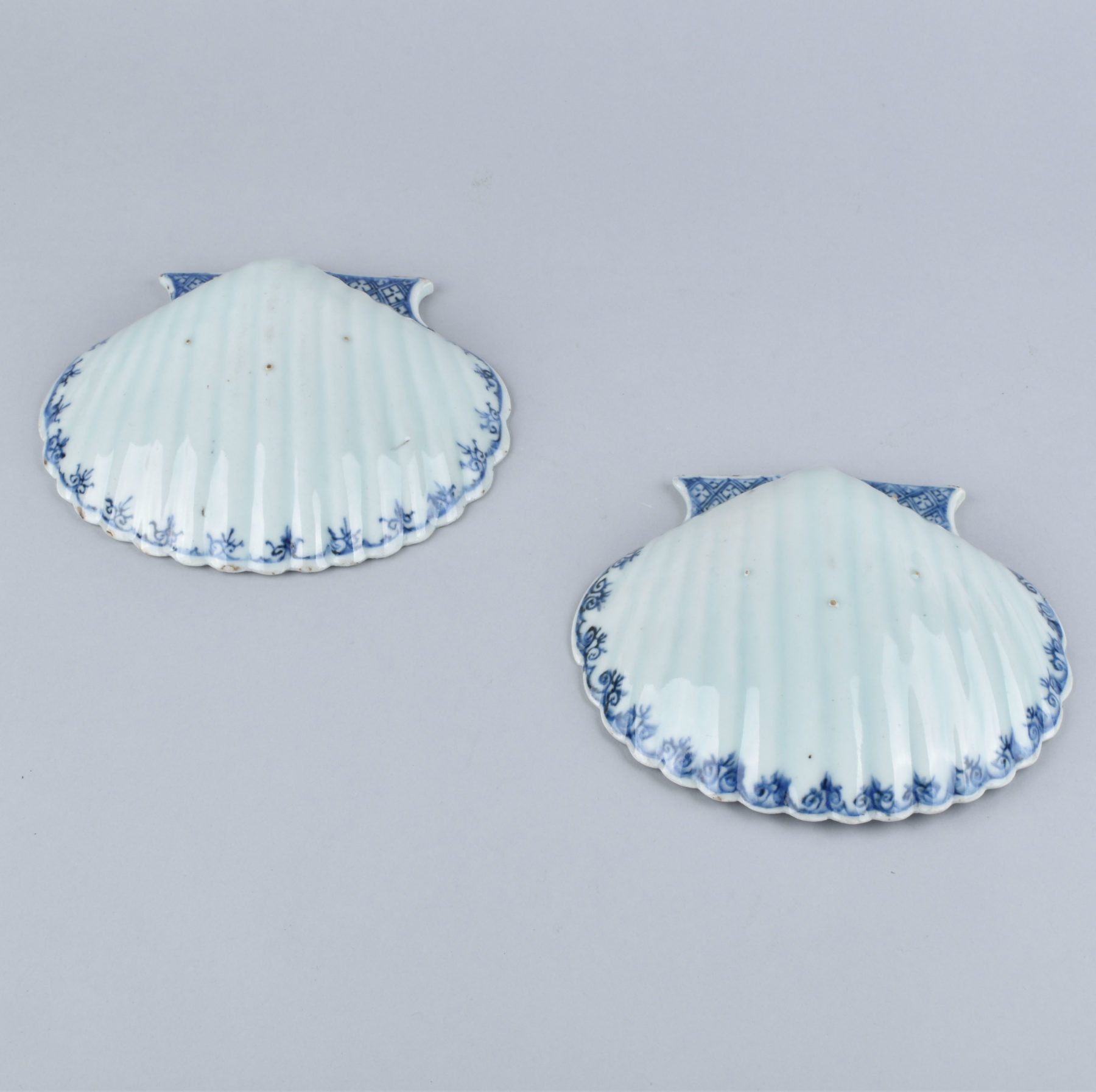 A pair of Chinese blue and white shell-shaped dishes. Kangxi
