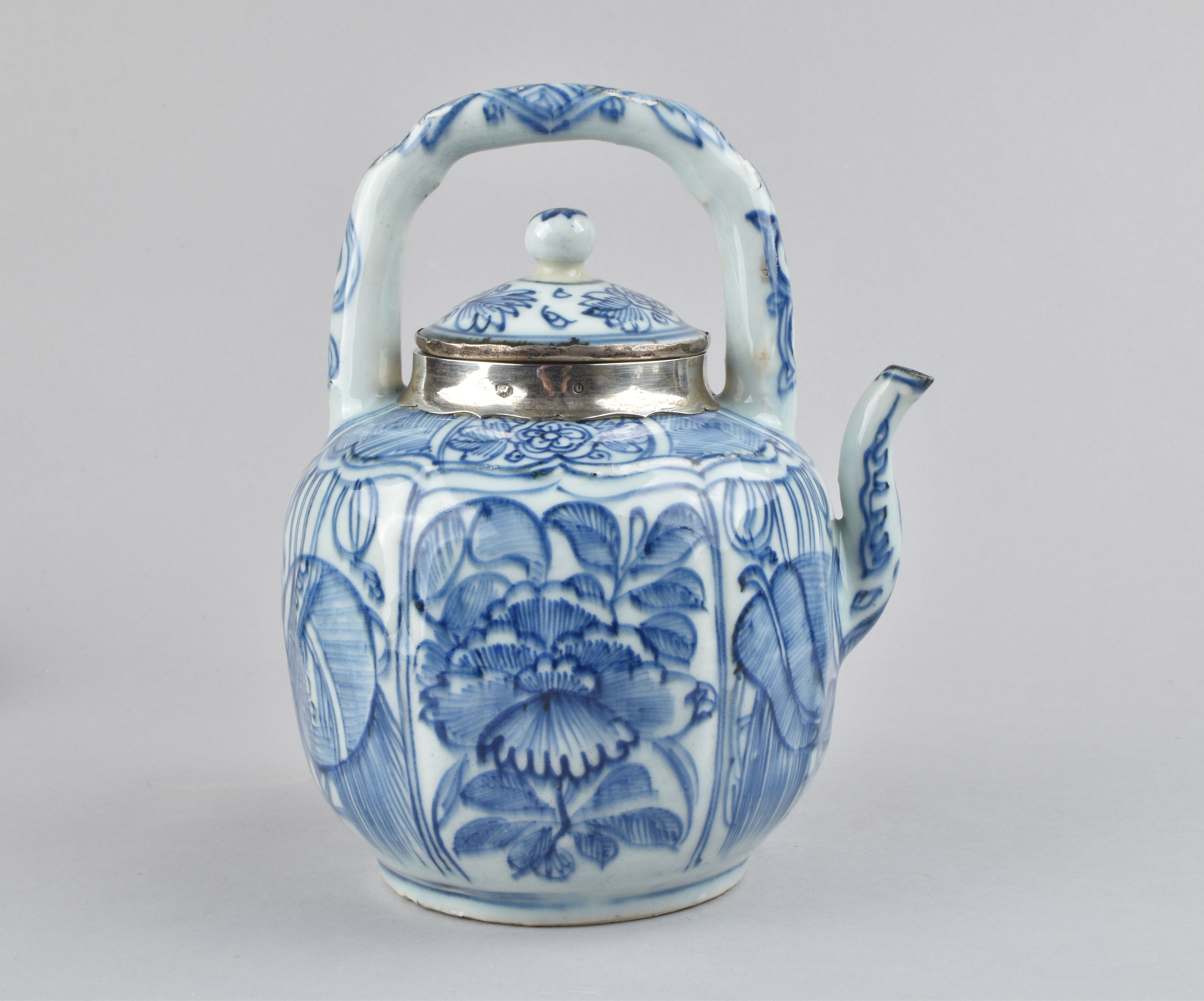A Chinese blue and white Chinese kraak porcelain wine pot. Wanli, 1573-1619